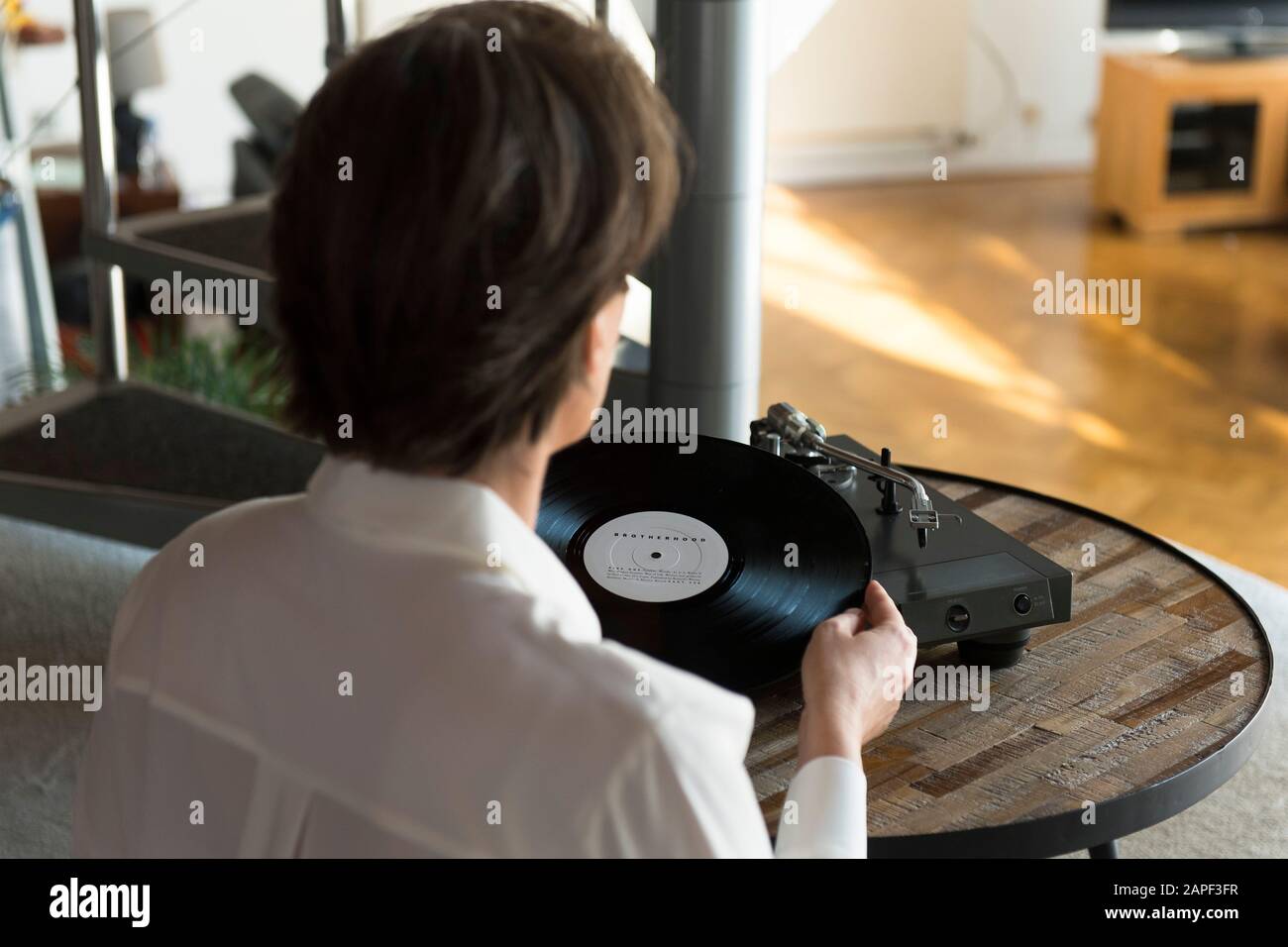 playing a vinyl record Stock Photo - Alamy
