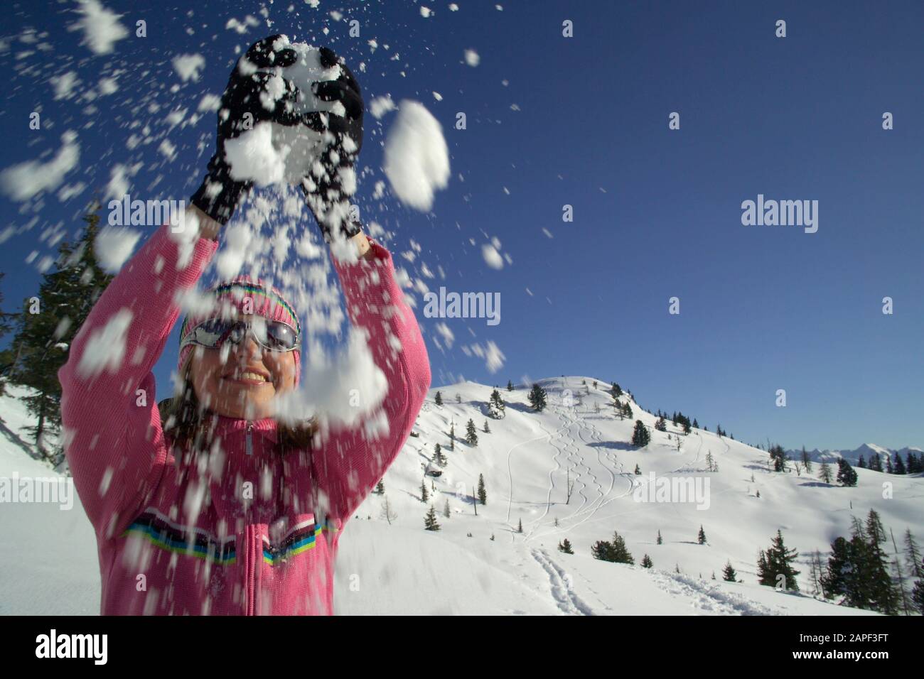 Junge Frau, Winterspaß in den Österreichischen Alpen - Young Woman ...