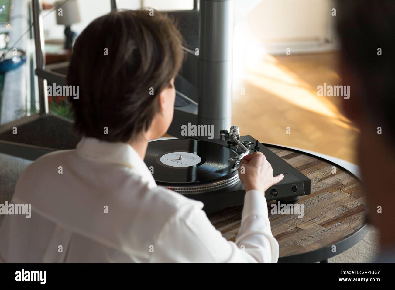 playing a vinyl record Stock Photo - Alamy