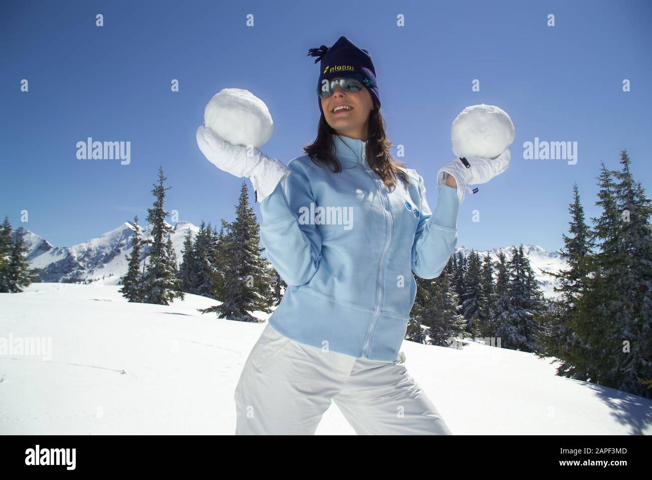 Junge Frau, Winterspaß in den Österreichischen Alpen - Young Woman ...