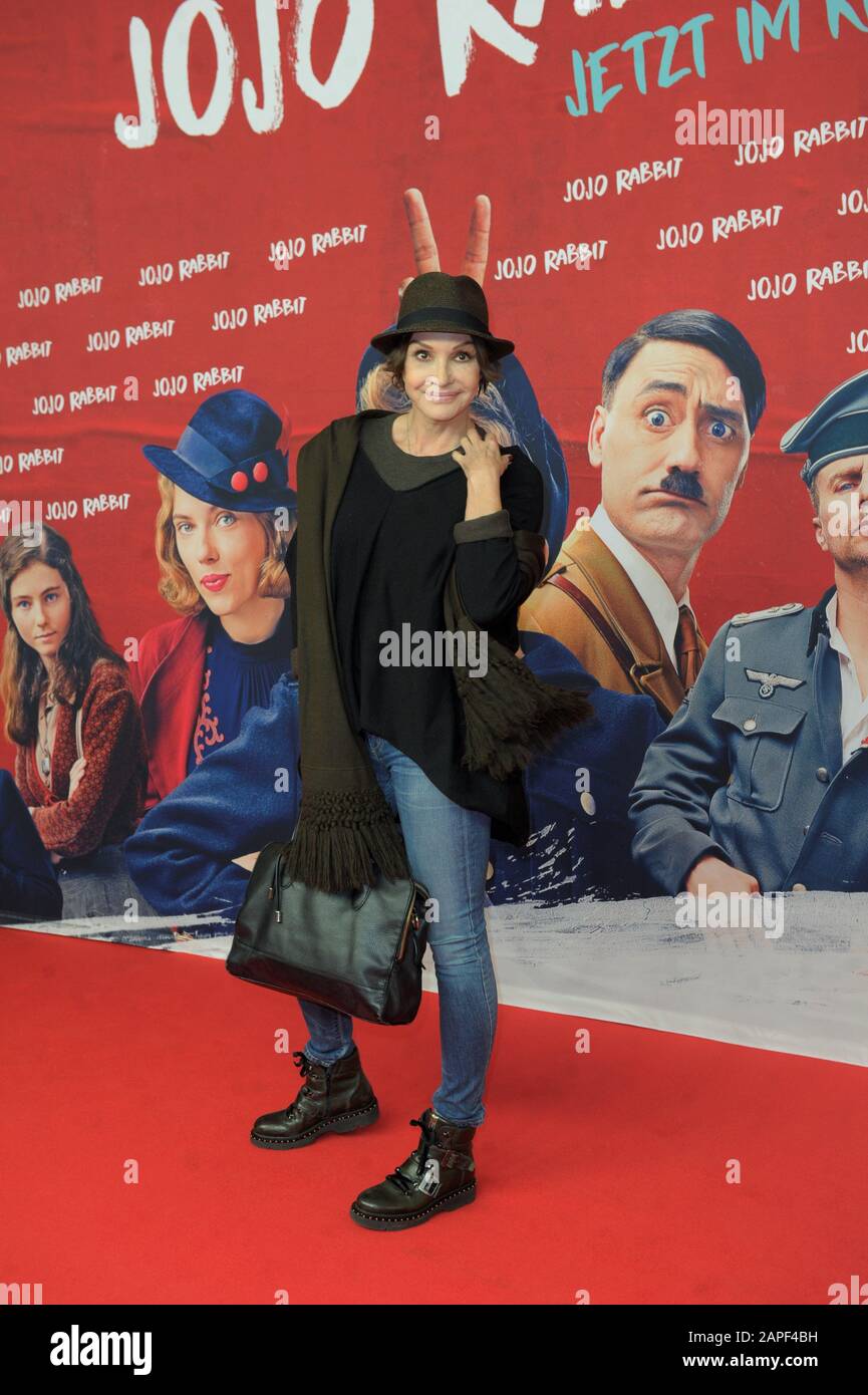Anouschka Renzi bei der Premiere des Kinofilms Jo Jo Rabbit im Kino ...