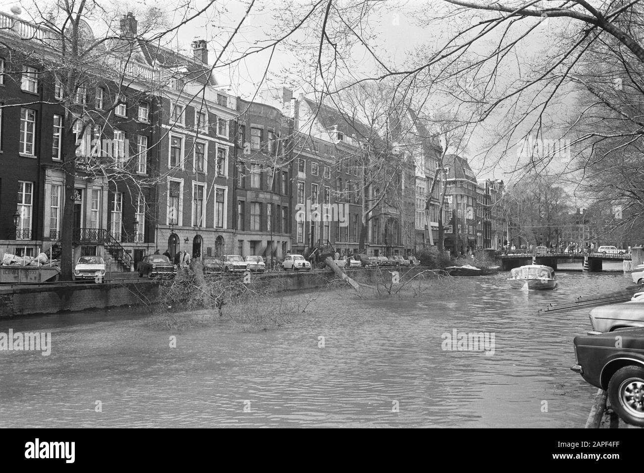 Tree blown and fallen on car at Herengracht, Amsterdam Date: 3 april 1973 Location: Amsterdam ...