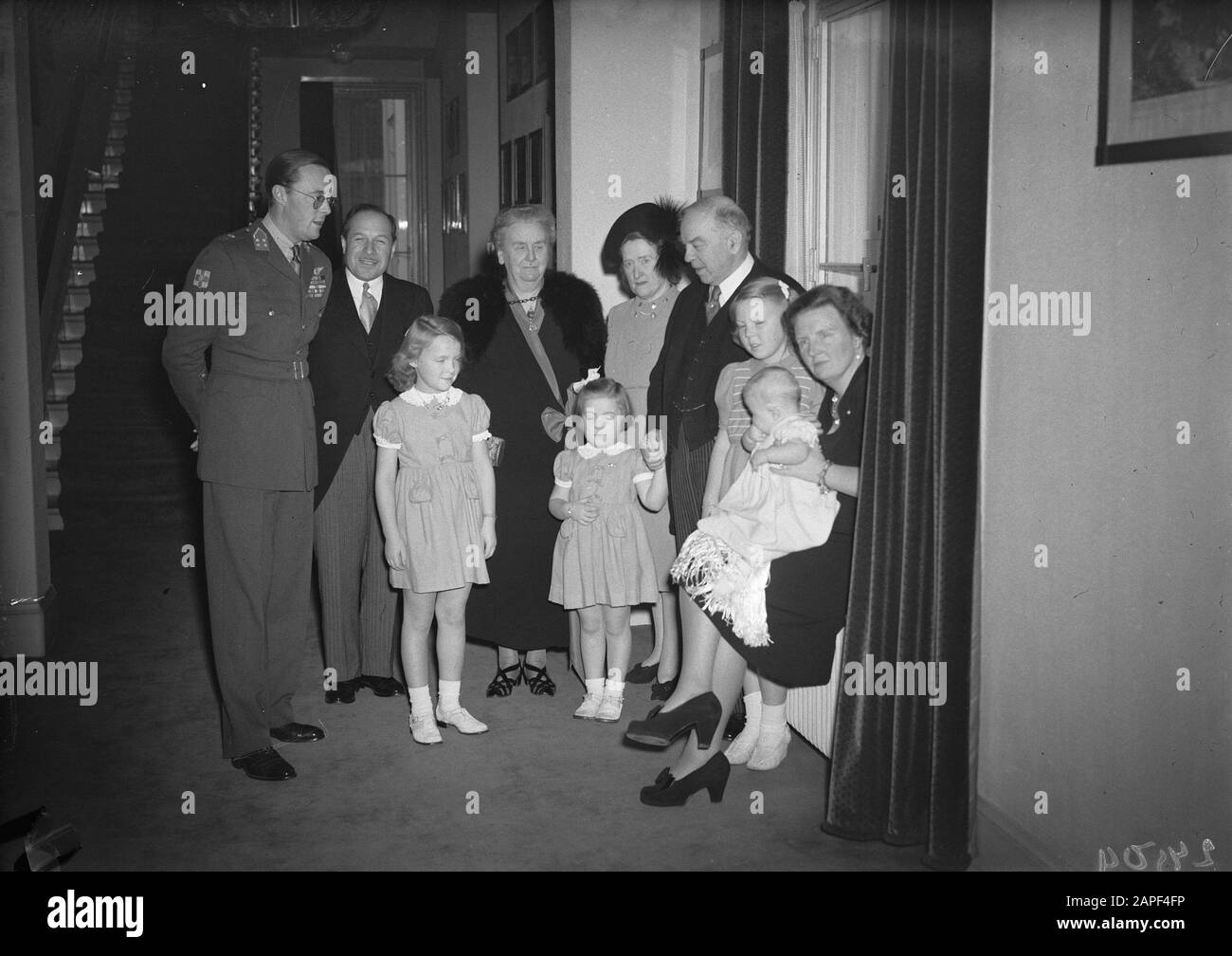 The Canadian Prime Minister Mackenzie King amid the Royal Family Date ...