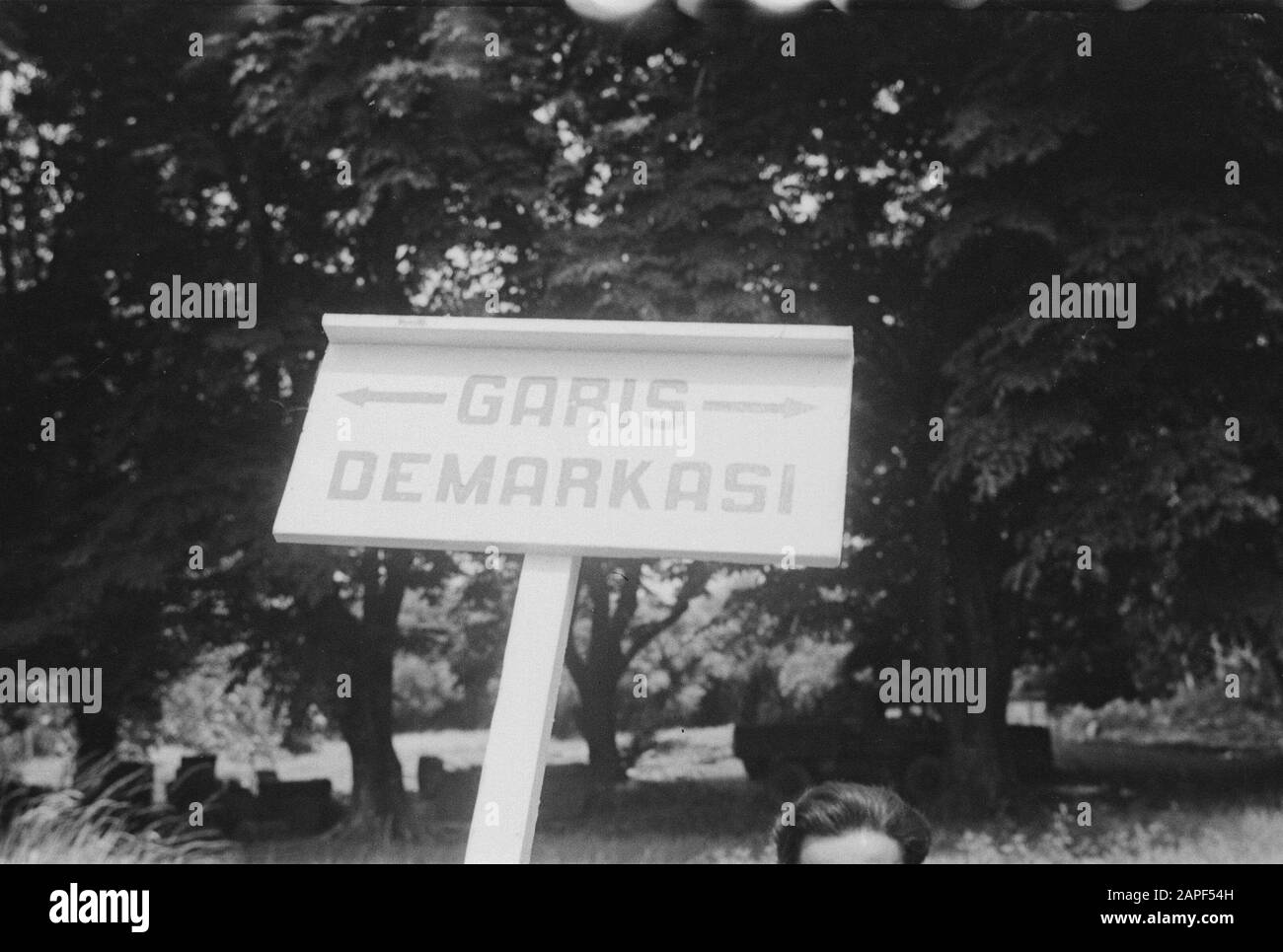 Demarcation line Bandoeng Description: Board with the text Garis ...