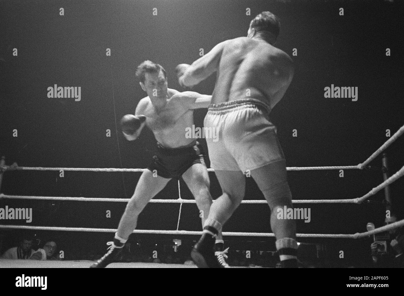 Forest party in the Apollo Hall, Wim Snoek gives Horst Herold a punch ...
