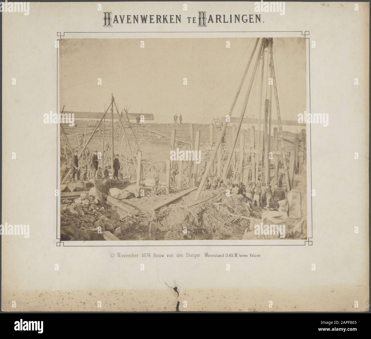 Construction of the jetty. Water level 0.40 M above the high seas ...