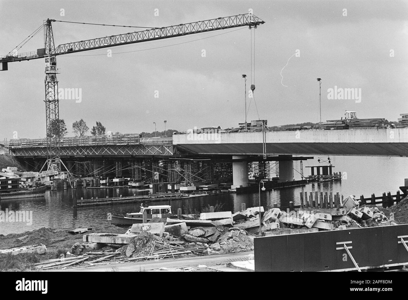 Construction of new bridge over Amstel in Amsterdam progresdert ...