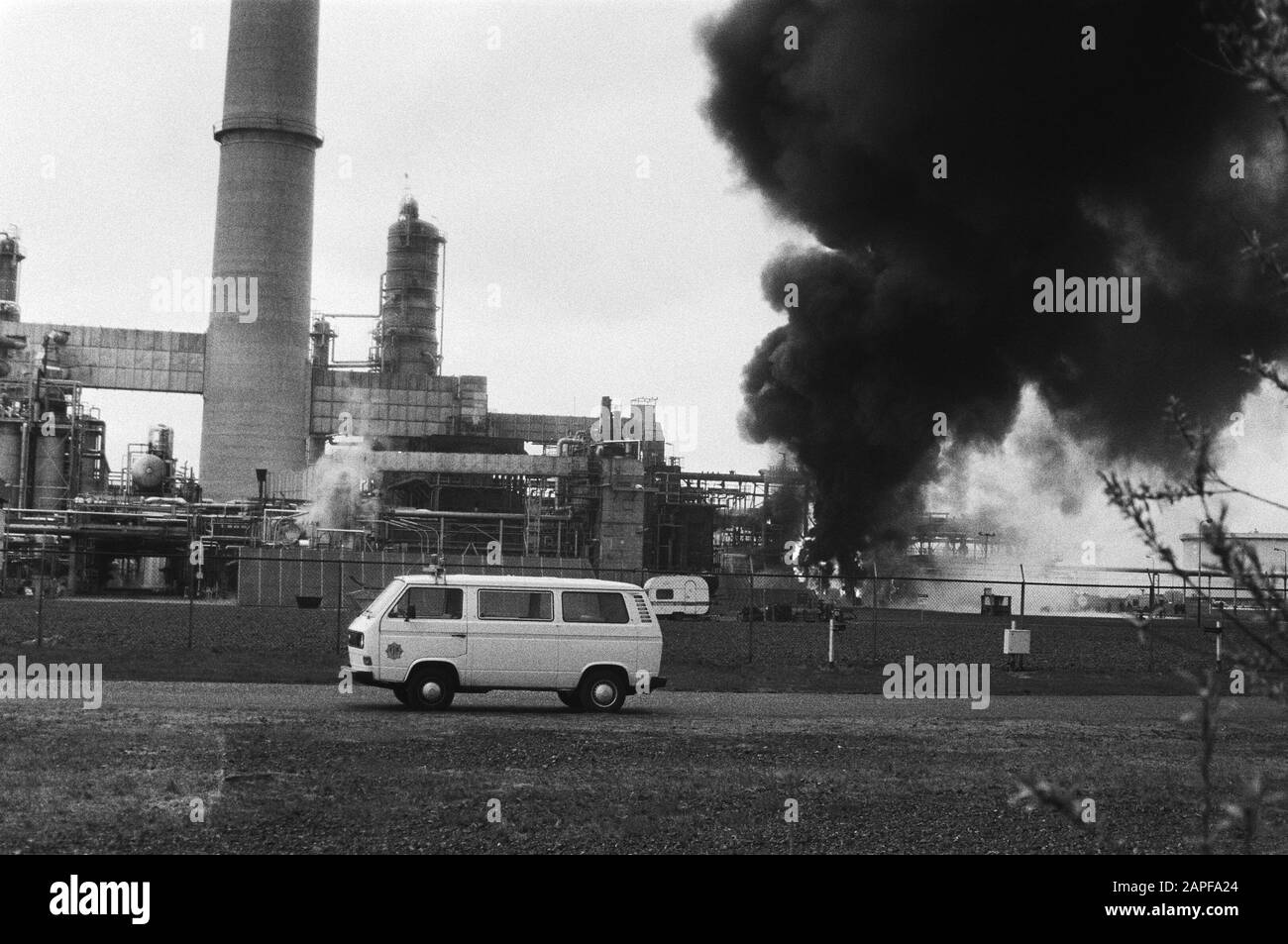 Fire at the Mobil-Oil refinery in the West Port of Amsterdam, the fire ...