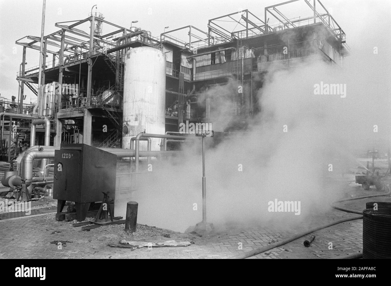 Fire at Shell in Pernis; overview of extinguishing work Date: October ...