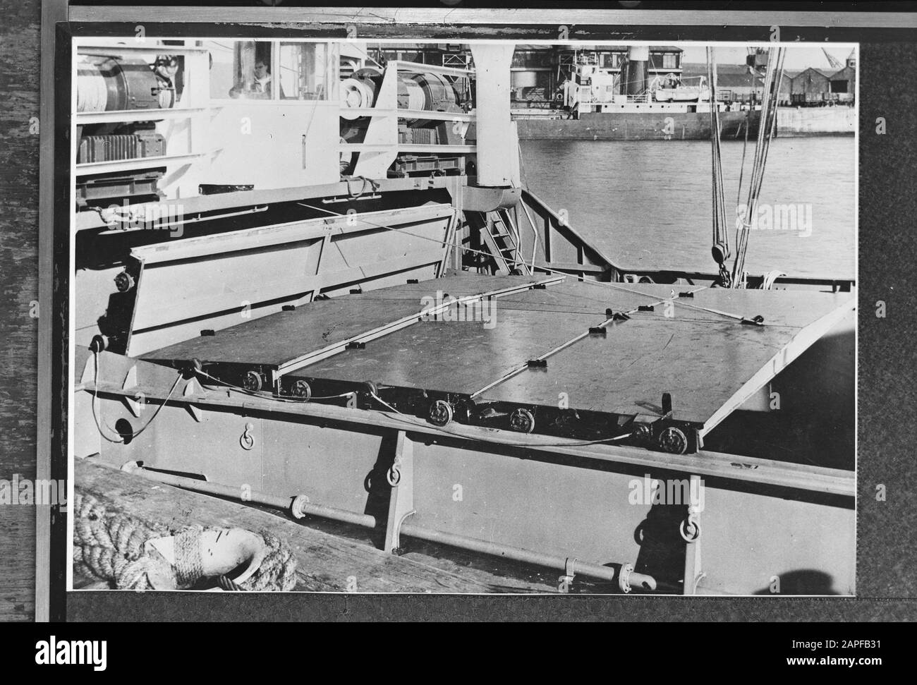 6,5x9 Motor vessel; opening system Single Pull Date: February 1952 ...