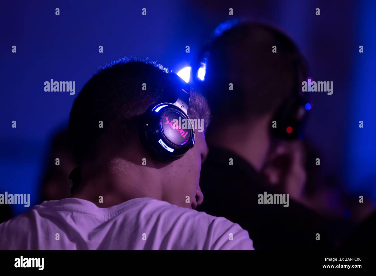Teenagers listening party hi-res stock photography and images - Alamy
