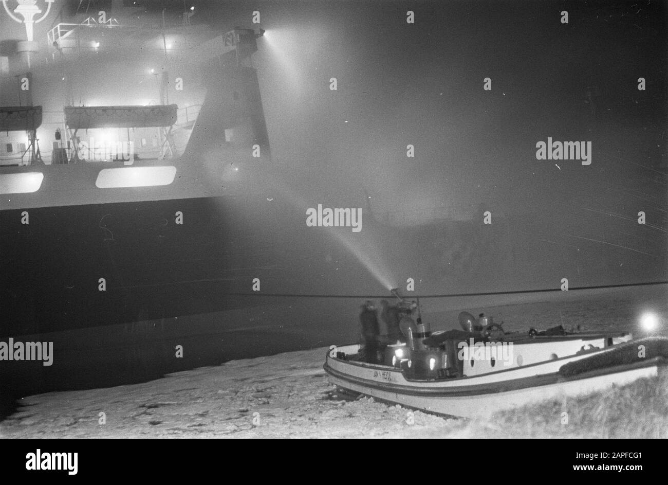 Fire on tanker Diana at Mobil Oil extinguishing boat J.v.d. Heijden at ...