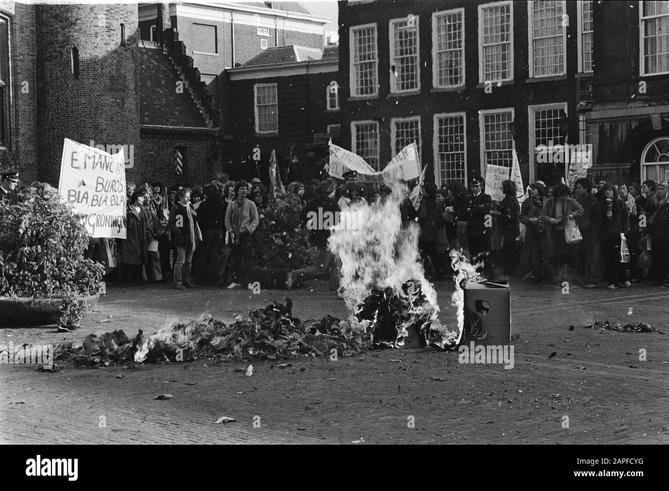 Burning cardboard boxes hi-res stock photography and images - Alamy