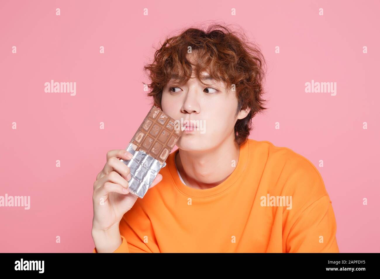 Close-up portrait of attractive young asian man, single man's lifestyle ...