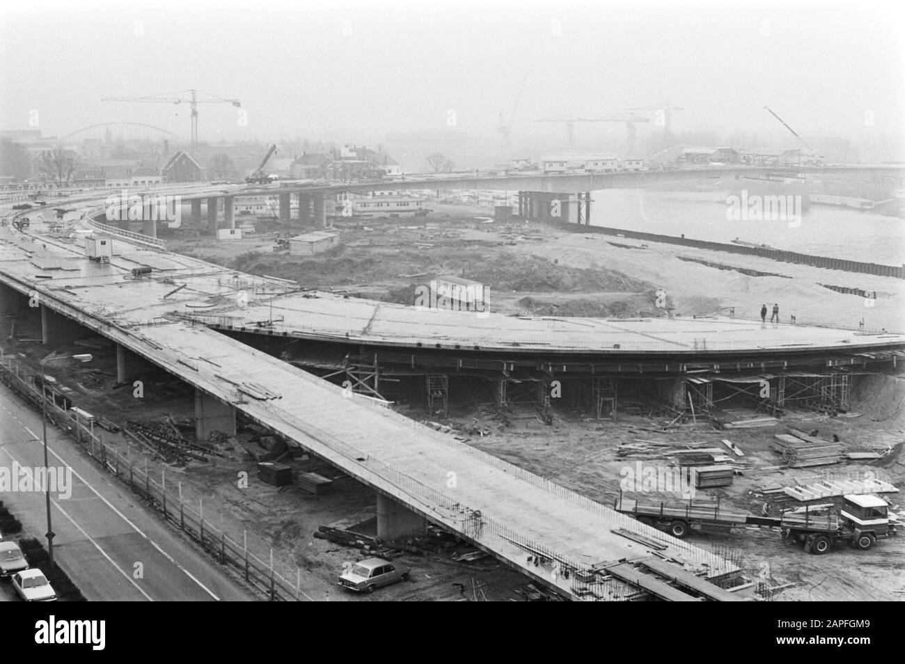 Construction of the Roermondspleinbrug in Arnhem Description: bridges ...