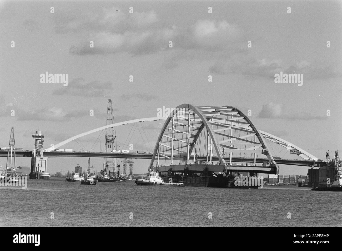 Second Van Brienenoordbrug to its place dangers, next to the old bridge ...