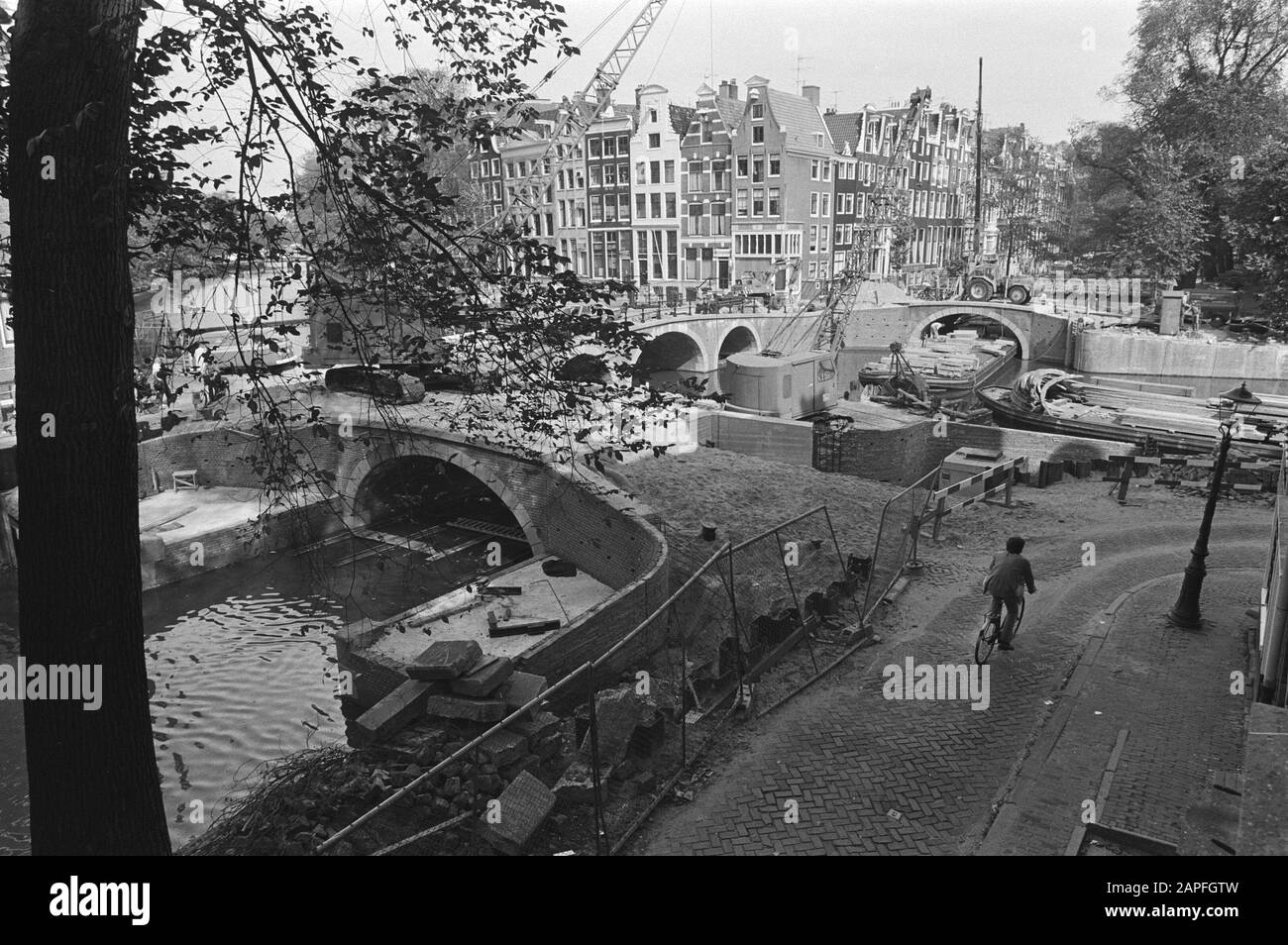 Work on three arch bridges near Leidsegracht-Keizersgracht in Amsterdam ...
