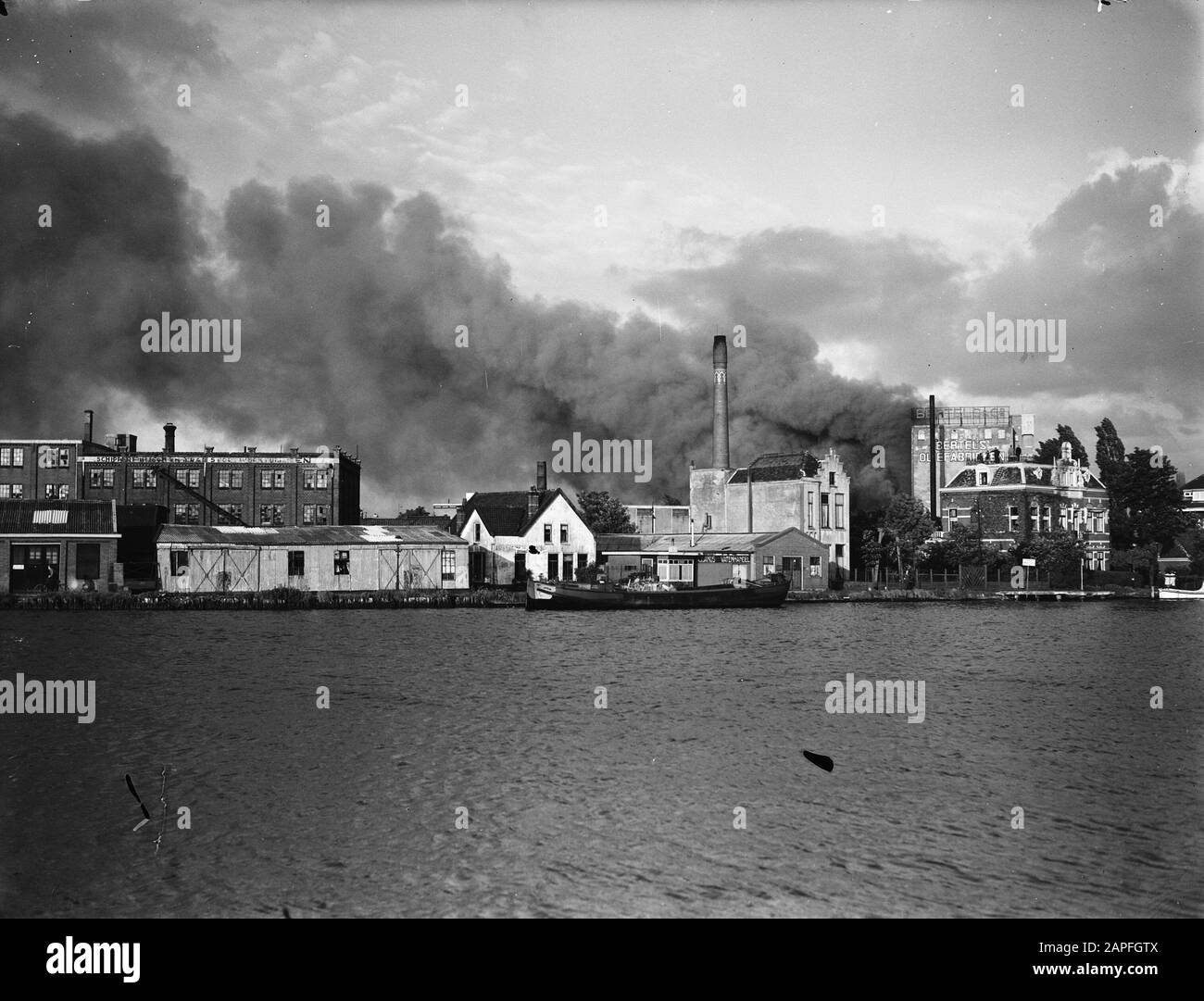 Oil fires hi-res stock photography and images - Alamy