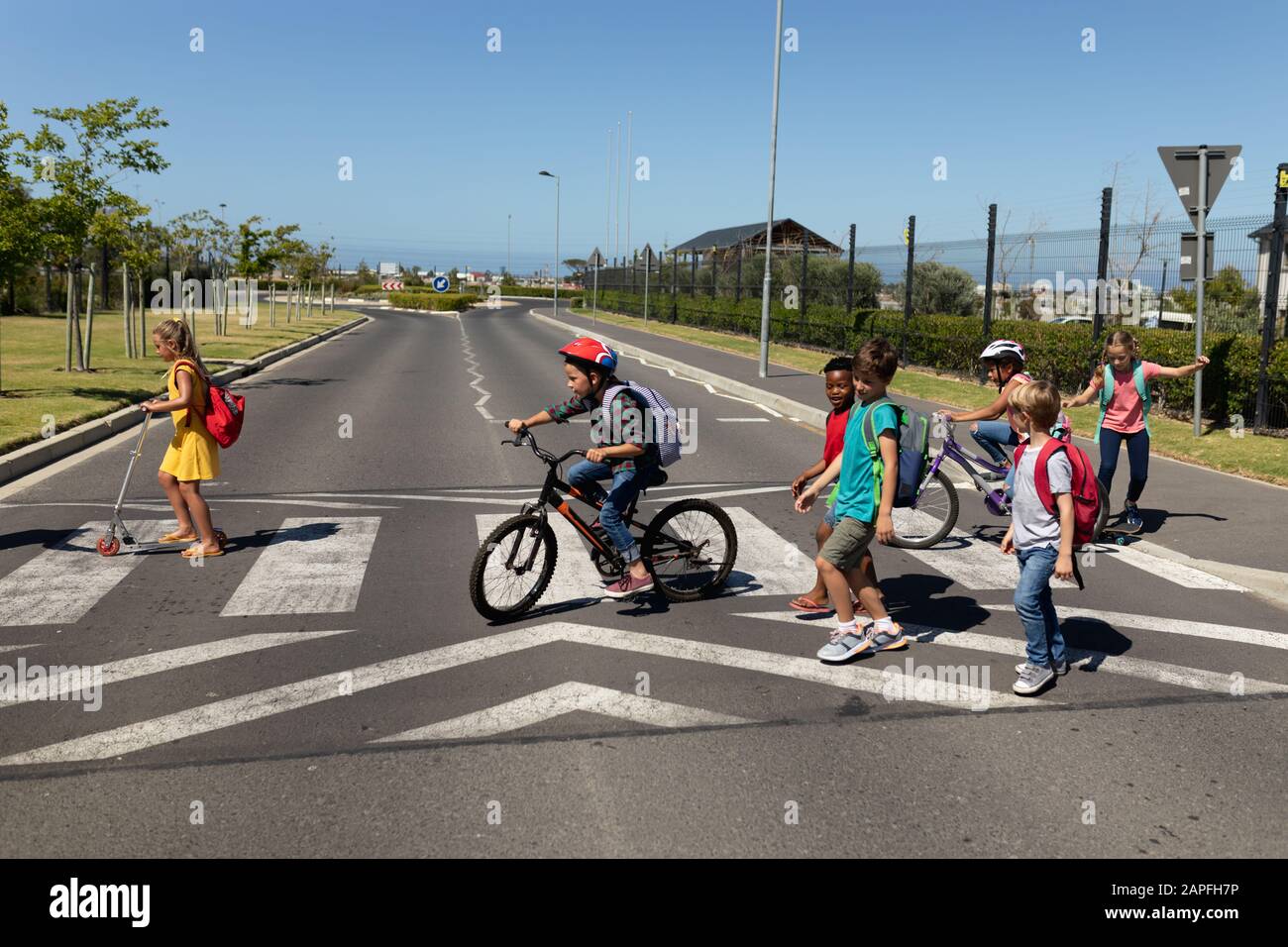 Schoolchildren traffic hi-res stock photography and images - Alamy