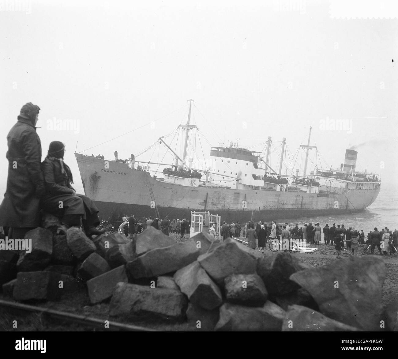 Interest at stranded Norwegian freighter Franeggen at the Hondsbossche ...