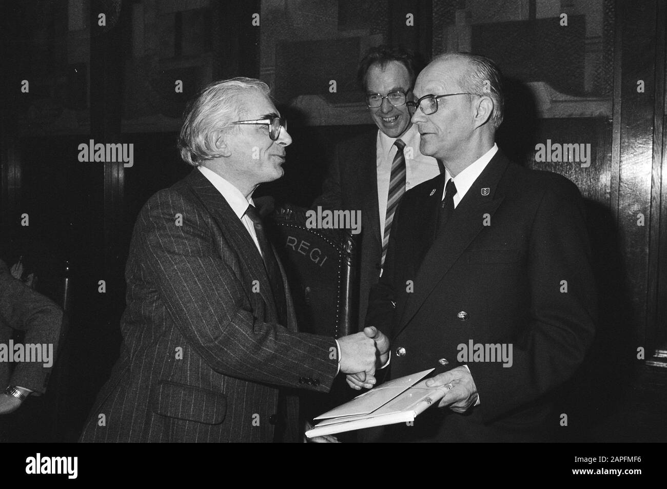 Mayor Polak (l) says goodbye to Piet van de Werve Date: 26 January 1983 ...