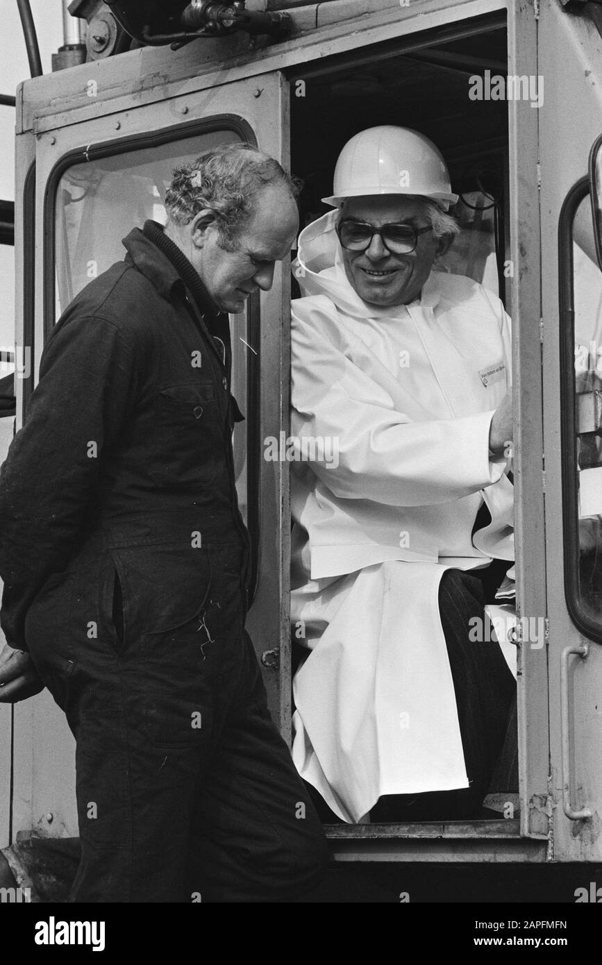 Mayor Polak strikes the first pole of the new district office in the ...