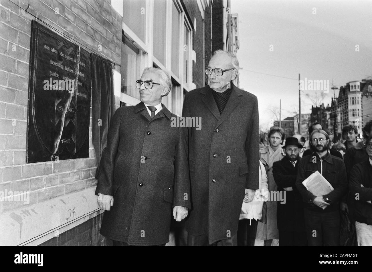 Mayor Polak unveils a plaque on the facade of the Reformed Pedagogical ...