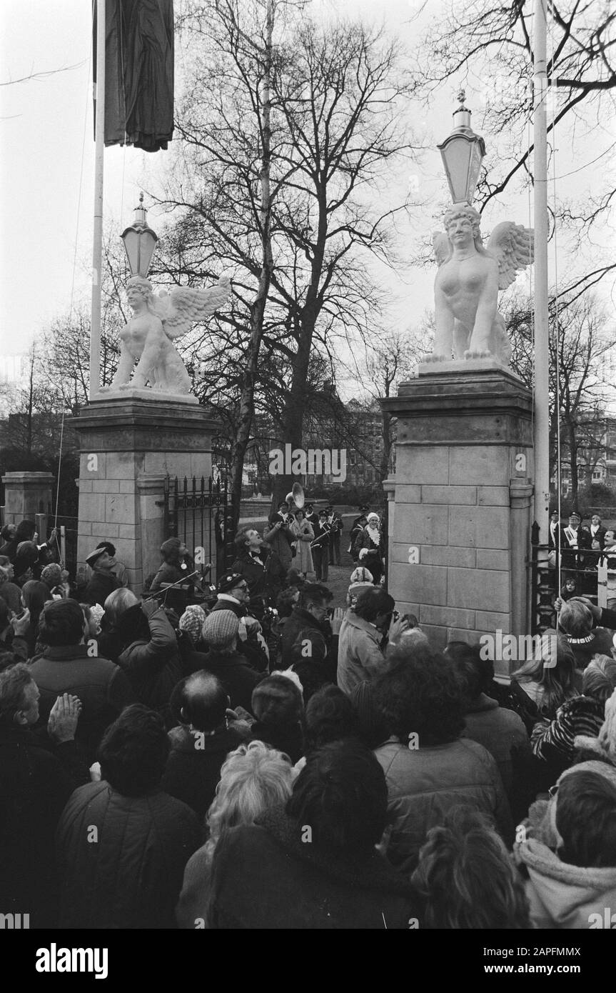 Mayor Polak and his wife reveal two sphinxes at the entrance of the ...