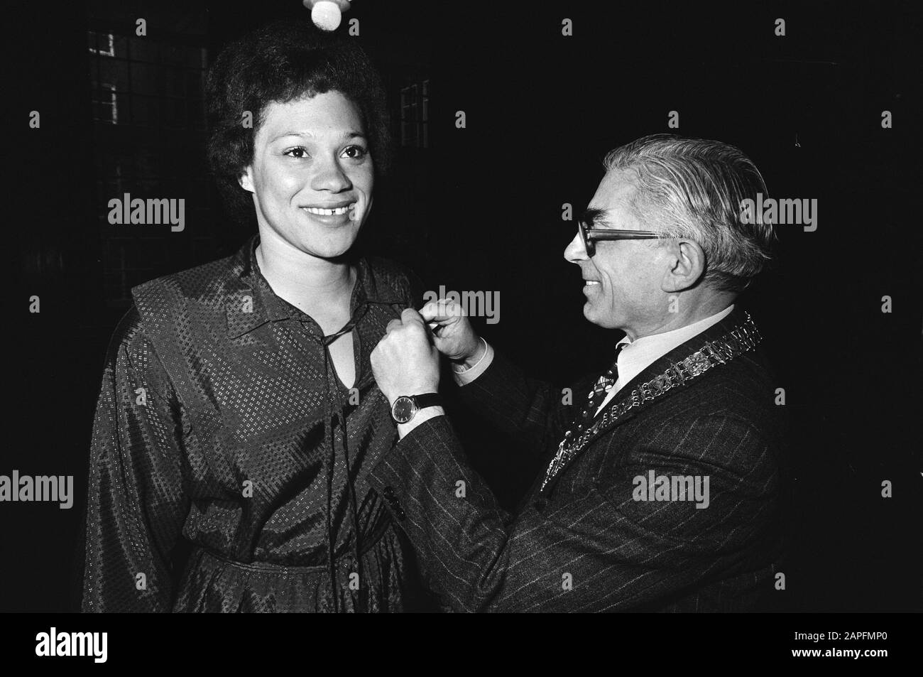 Gift Ribbons in Amsterdam Description: Mayor Polak with Enith Brigitha ...