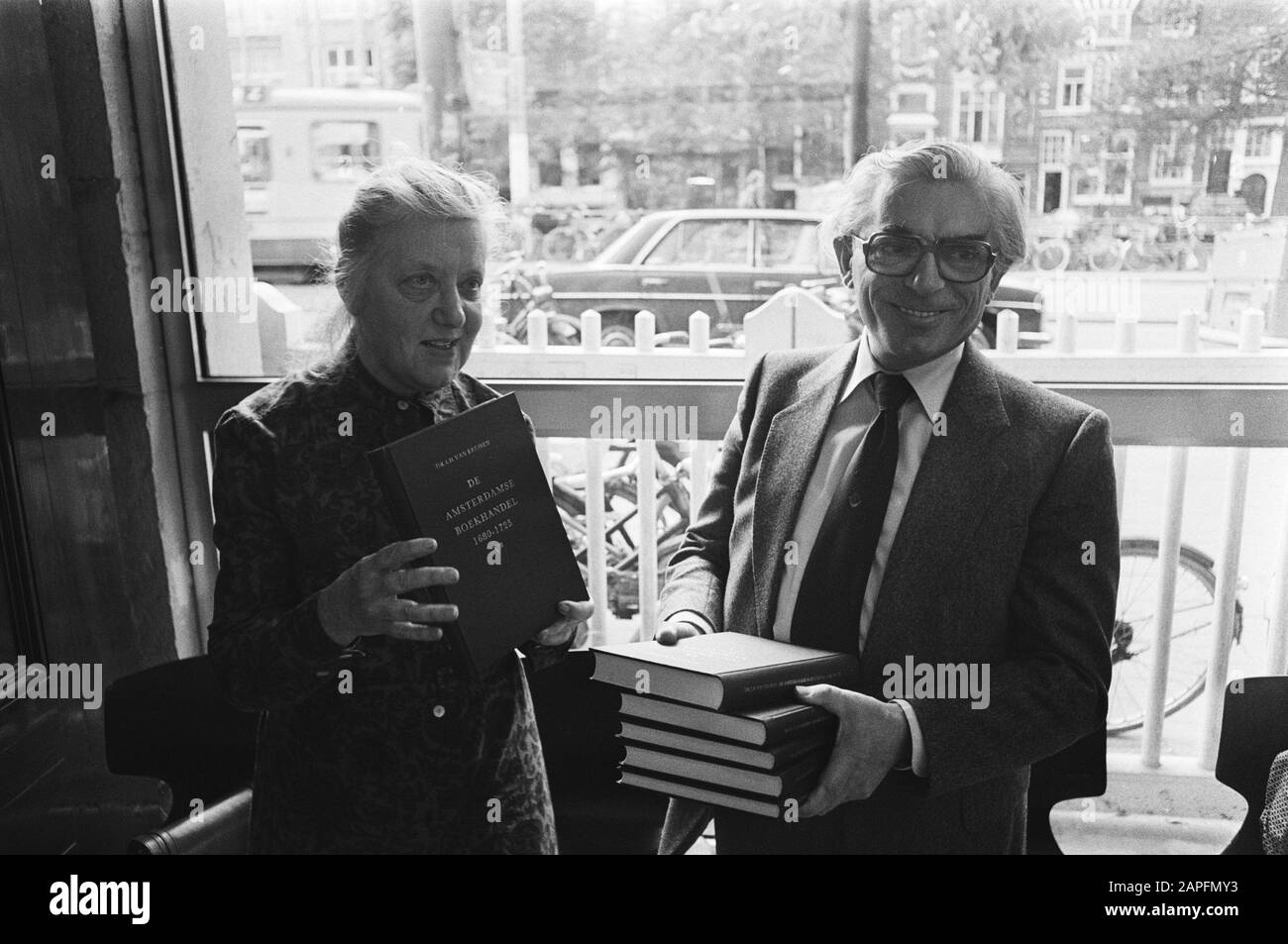 Mayor Polak takes first copy last volume The Amsterdamse Boekhandel ...