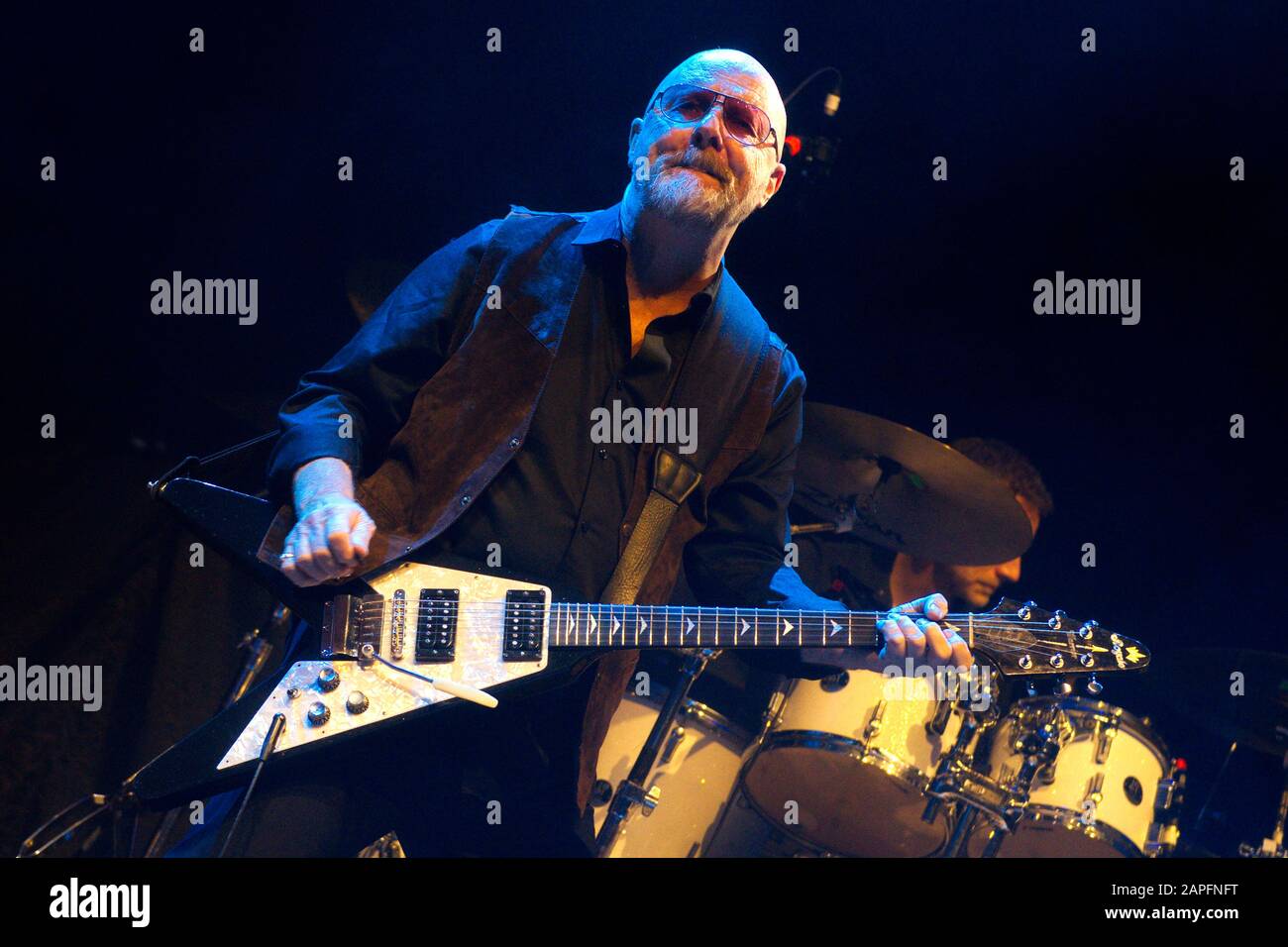Ash live singer music performance stage hi-res stock photography and ...