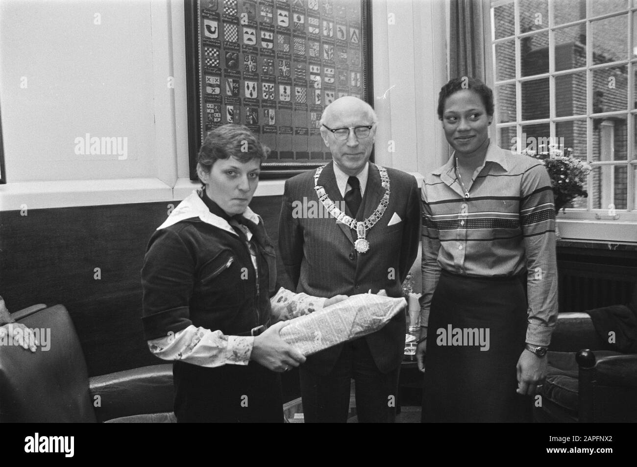 Mayor Samkalden receives Olympic stars; Enith Brigitha and Marijke ...