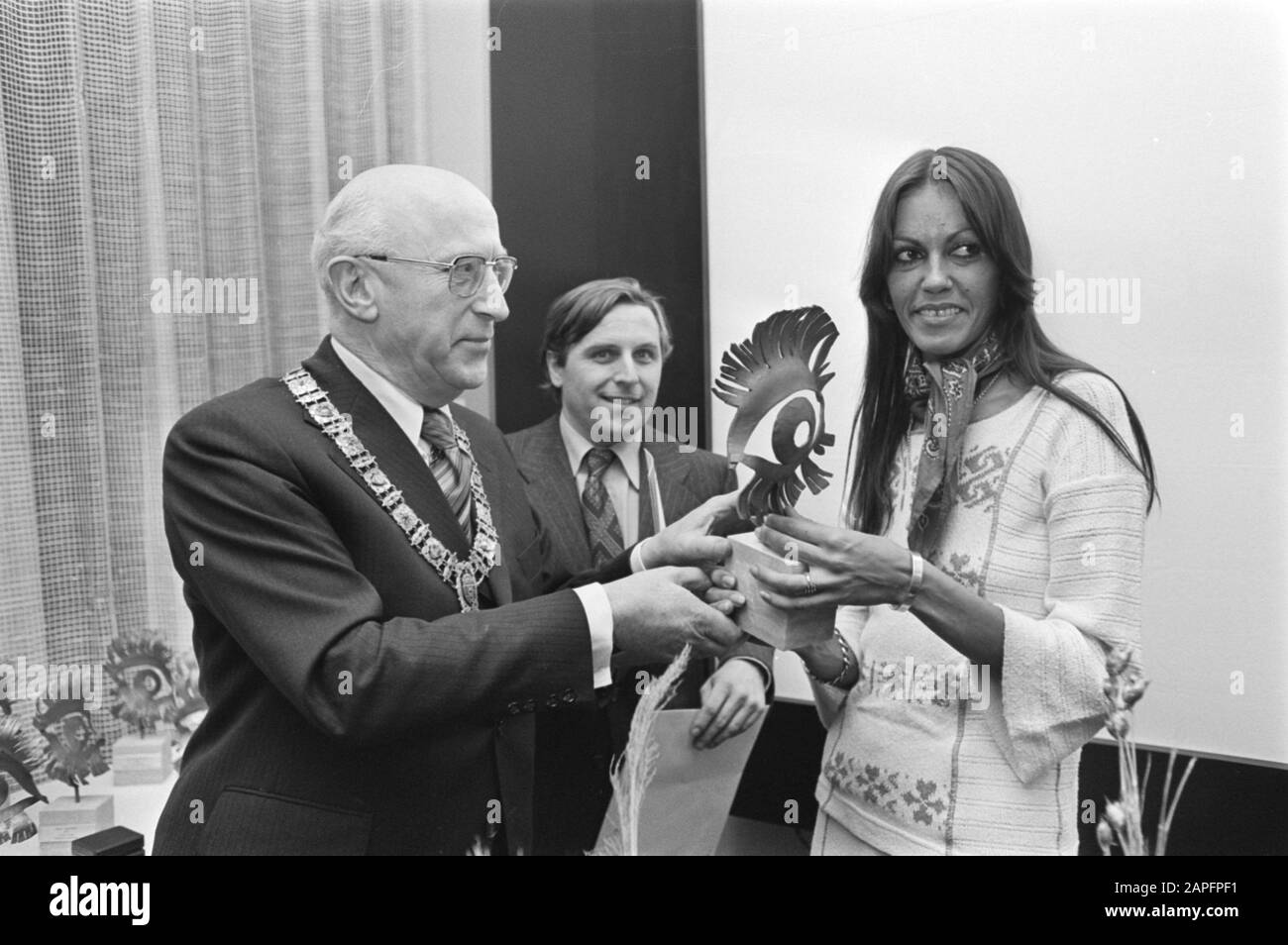 Award ceremony World Press Photo 1976 to winner Françoise Demulder ...