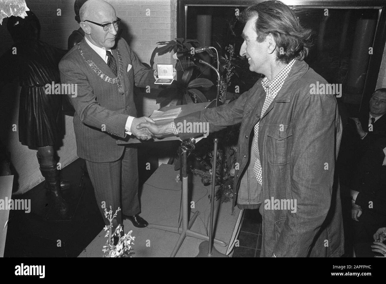 Samkalden performs opening hi-res stock photography and images - Alamy