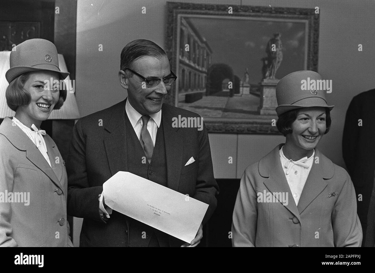 Mayor Van Hall receives two flight attendants from New Zealand at City ...