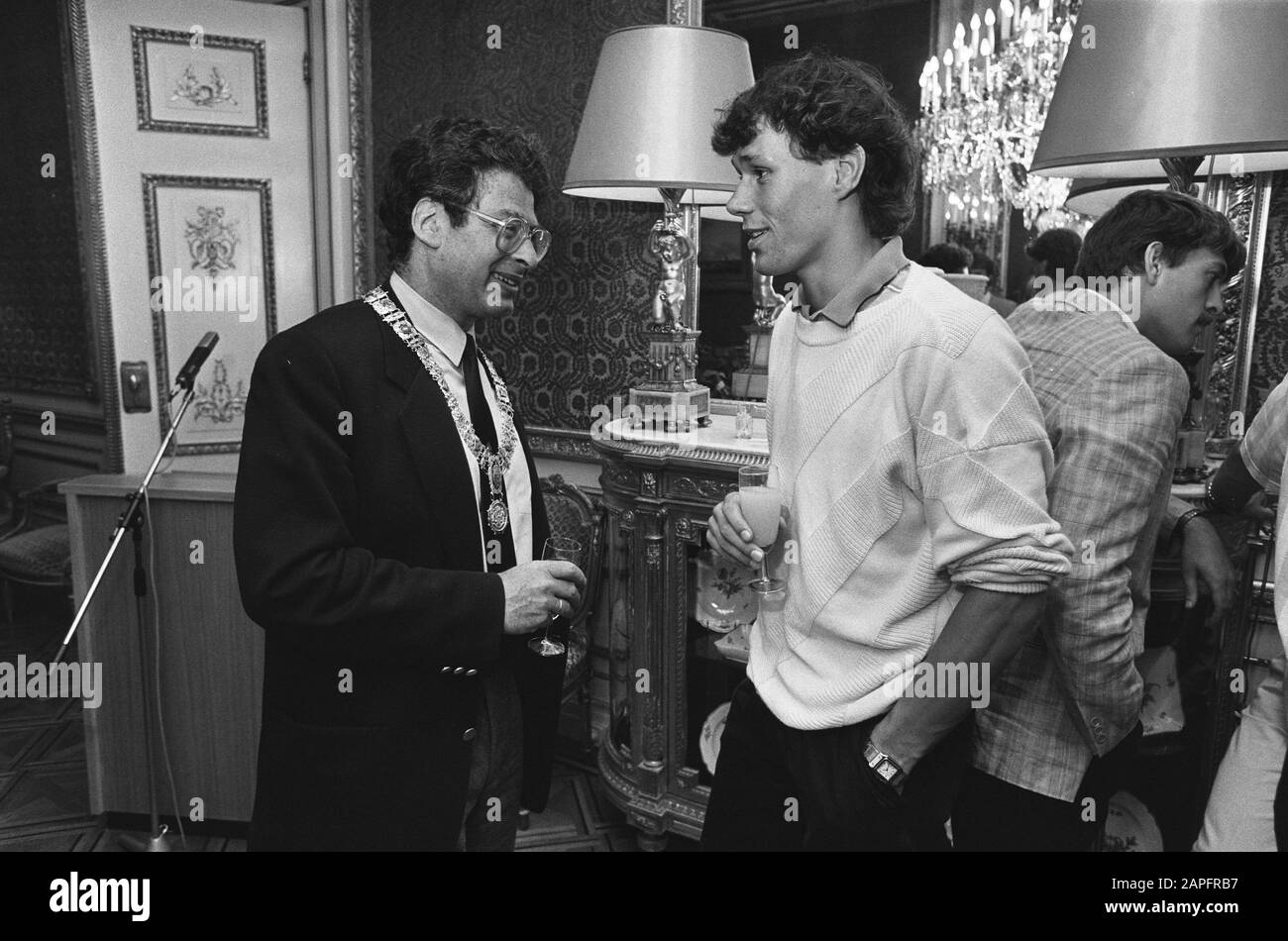 Mayor Van Thijn receives Ajax due to winning title; mayor Van Thijn in ...