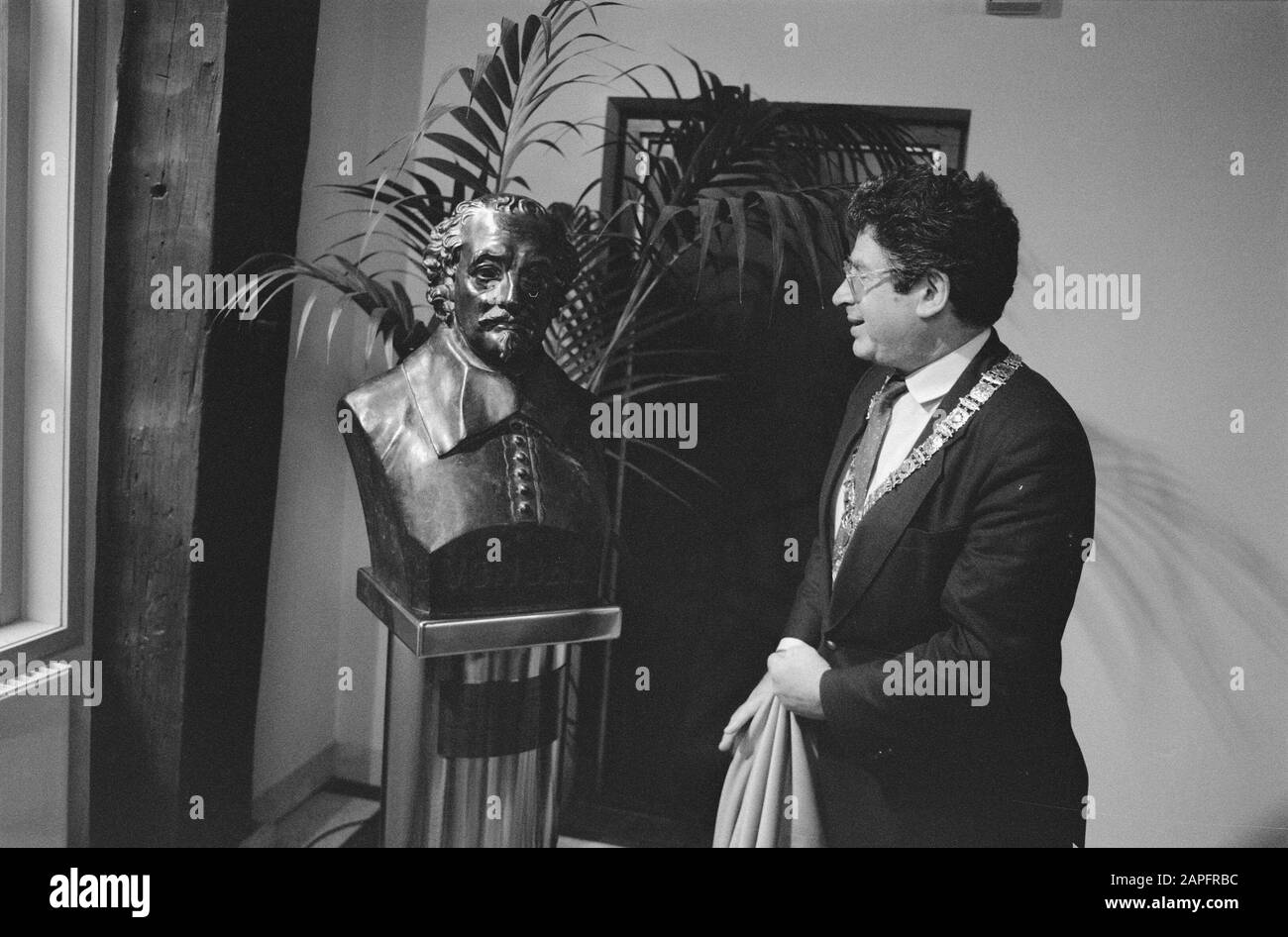 Mayor Van Thijn reveals a bust of Joost van den Vondel at the Stadsbank ...
