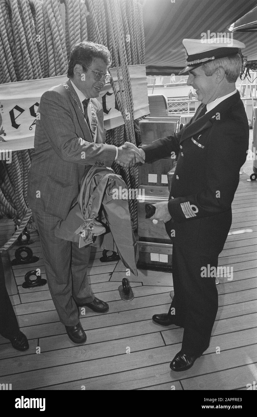 Mayor Van Thijn receives flag for year of the environment from the ...