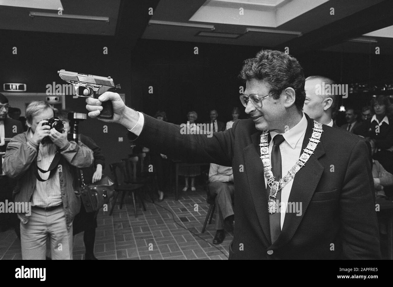 Mayor Van Thijn opens police facility with machine gun Date: May 24 ...