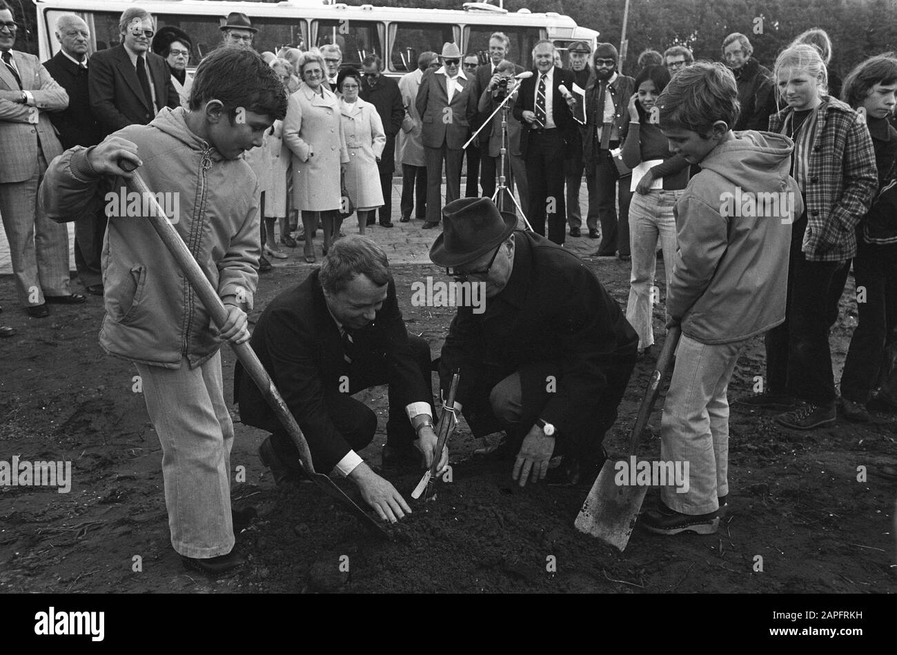 Mayor samkalden kneeling hi-res stock photography and images - Alamy