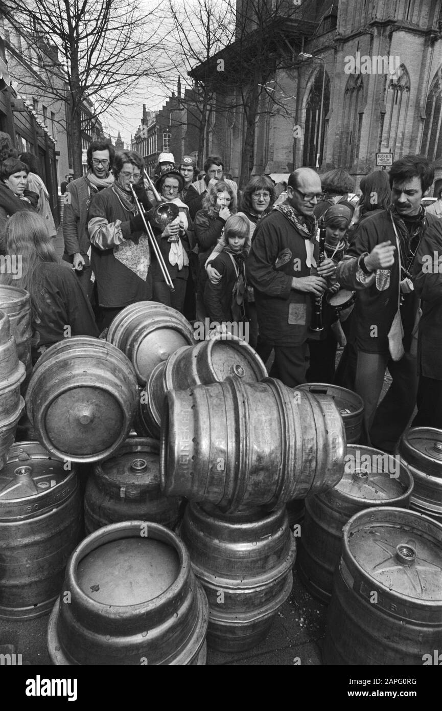 Carnival parade in Den Bosch; carnival enthusiasts on the way at beer ...