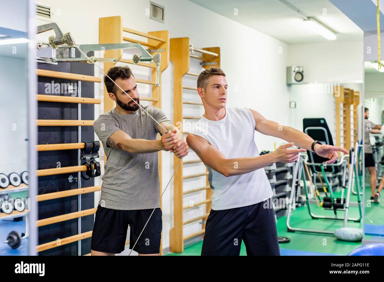 Man coaching friend in gym Stock Photo - Alamy