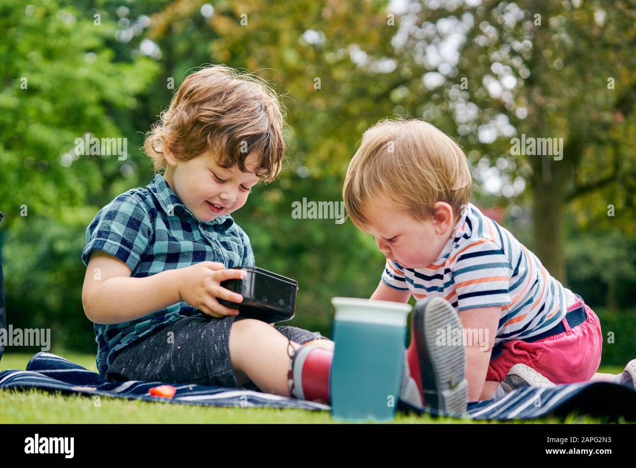 Child sharing snack hi-res stock photography and images - Alamy