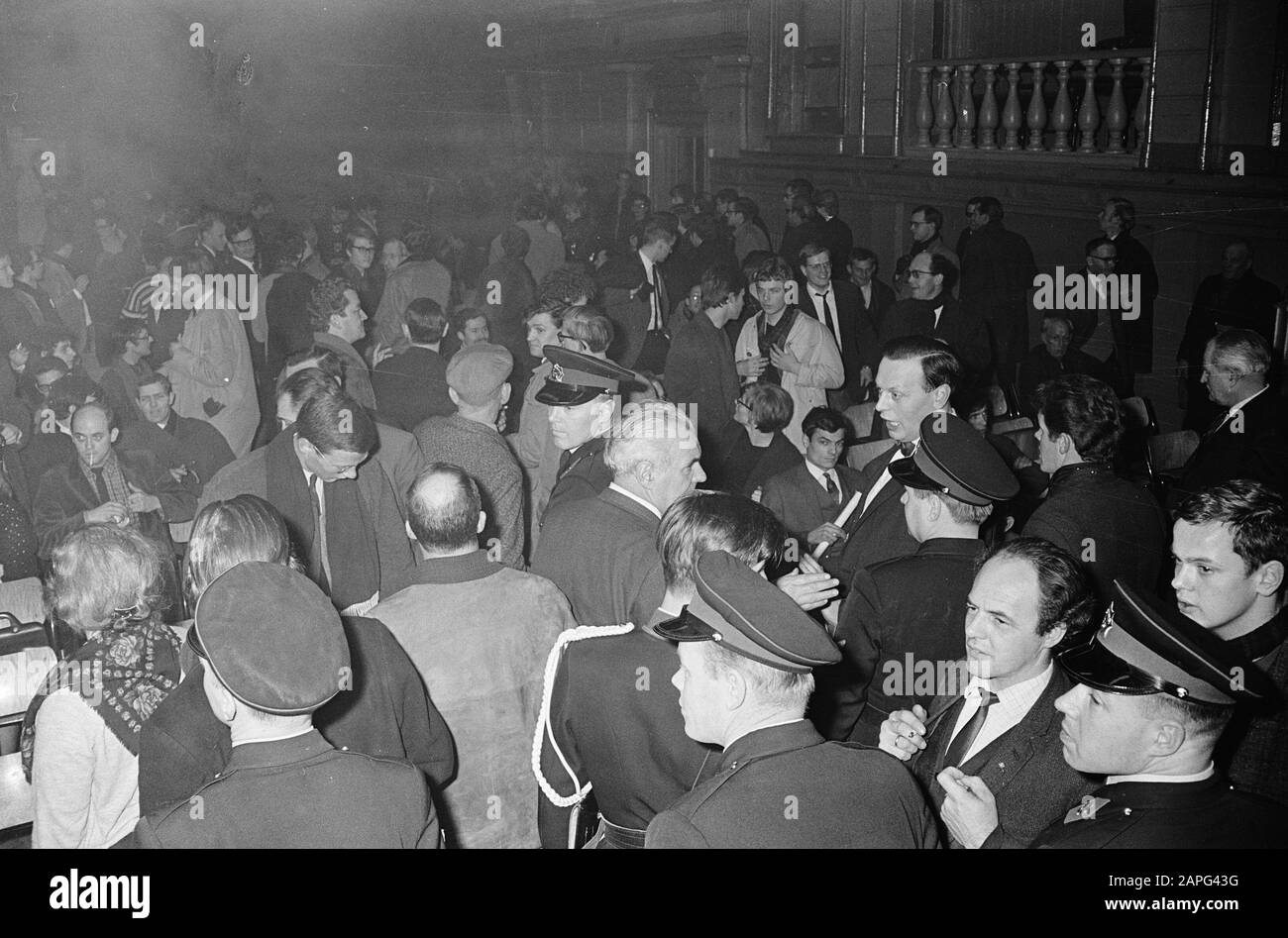 Chaos at meeting Peasant Party in Frascati, police evacuates the hall ...