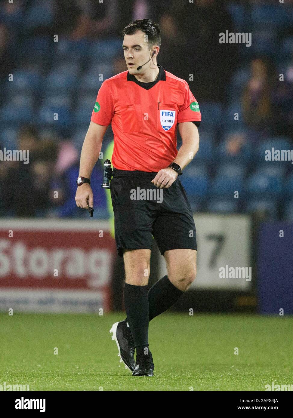 Match referee don robertson hi-res stock photography and images - Alamy