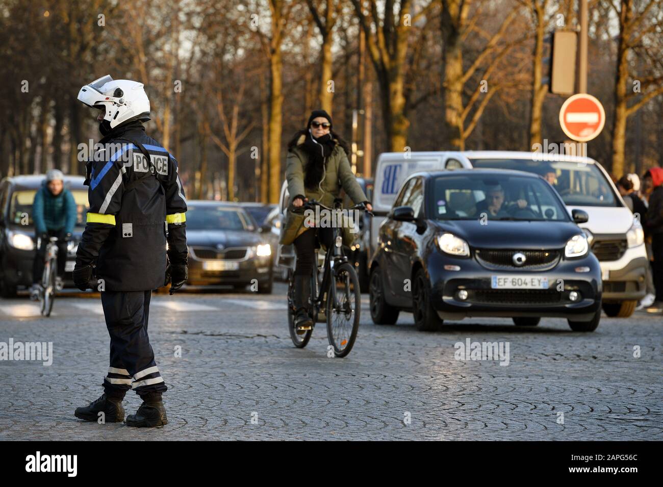 Police officer regulating the traffic in Paris - France Stock Photo - Alamy