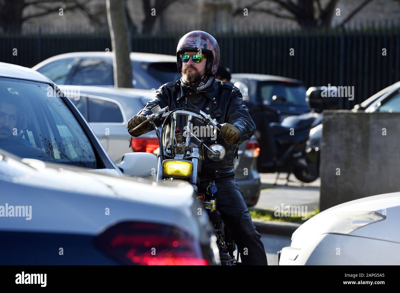 Paris motorcycle hi-res stock photography and images - Alamy