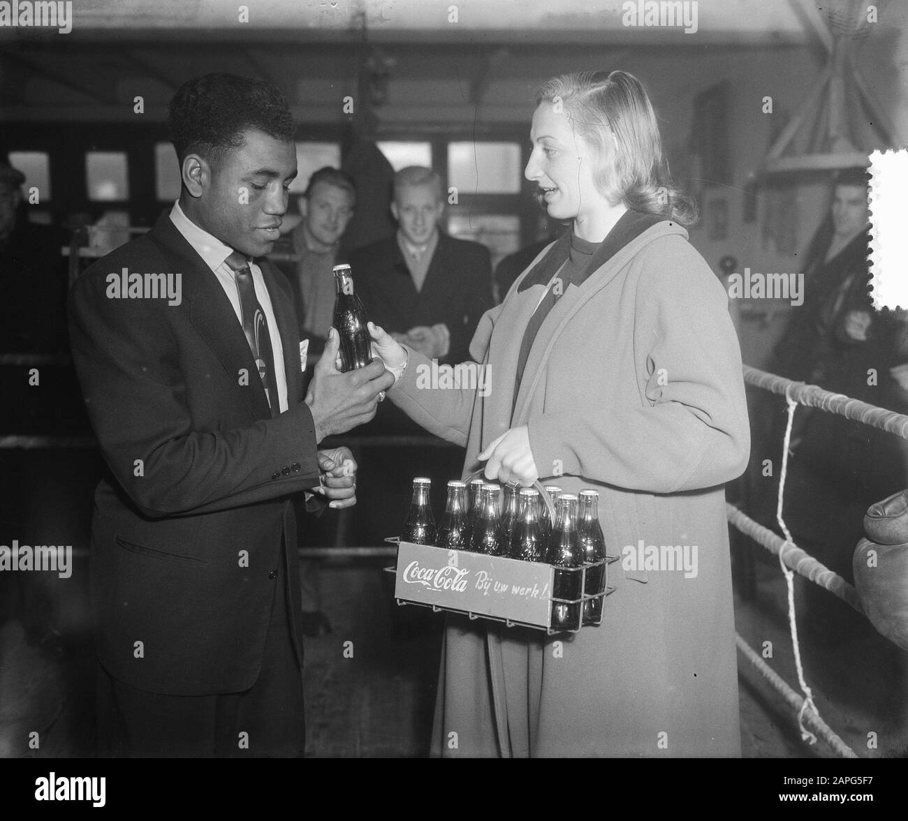 Boxing. Hanny Termeulen gives bottle of Coca-Cola to Harry Date ...