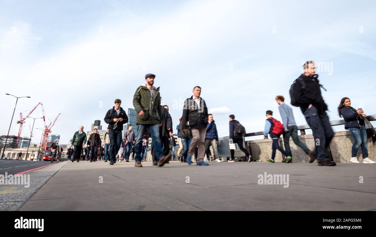 Crowd of people rush hour uk hi-res stock photography and images - Alamy