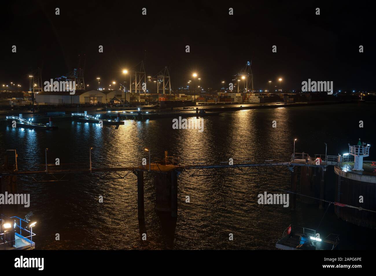 Quayside gantry cranes hi-res stock photography and images - Alamy